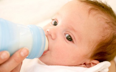 Comment associer sein et biberon : Réussir un allaitement mixte